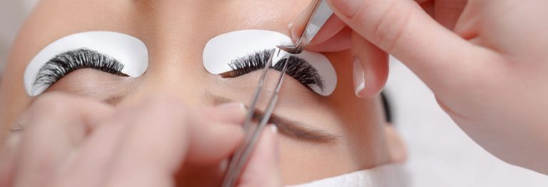 MéLa tâche d’une styliste en extension de cils